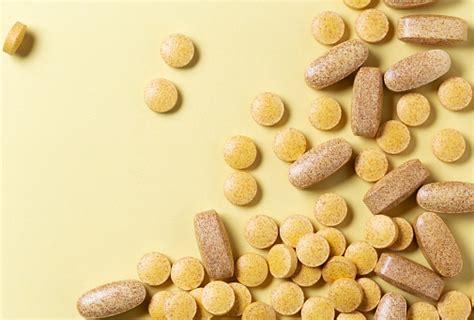 黄色の表面上の黄色の薬の丸薬のヒープの上面図 カプセル剤のストックフォトや画像を多数ご用意 カプセル剤 クローズアップ コンセプト