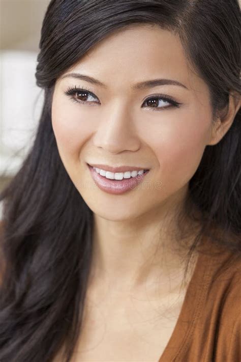 Muchacha Asiática China Hermosa De La Mujer Joven Imagen De Archivo