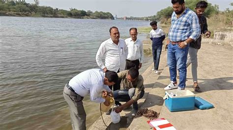 Nagda Junction News चंबल नदी के मेहतवास घाट पर लालरंग के रसायन का रिसाव Nagda Junction News