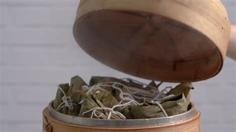 煮粽子在蒸笼中蒸中餐端午节新鲜准备的食物隔绝在黑色背景下贴近生活方式视频特效素材 千库网