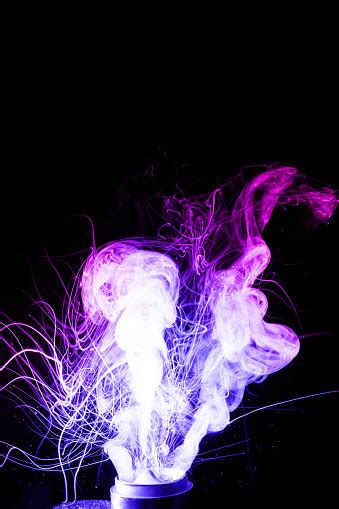 검은 배경에 고립 된 Vape 구름 스플래시 두 가지 색상의 안개는 파란색과 보라색입니다 스프레이 끓는 글 리세 린과 스톡 컬러