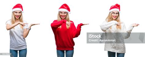 젊은 아름 다운 금발 여자의 콜라주는 고립 된 배경 위에 크리스마스 모자를 쓰고 손으로 제시 하 고 손가락으로 가리키는 동안 카메라에 미소를 놀라게 가리키기에 대한 스톡