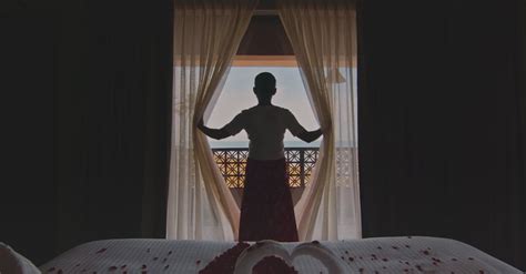 실내 고요한 낭만적인 럭셔리 럭셔리한 로맨틱한 휴가 리조트 목가적인 몽환 발코니 부드러운 조명 분위기 신혼여행 실루엣 아름다운 풍경 아침