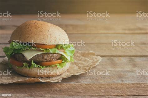 수 제 햄버거 또는 샌드위치 갈색 종이 맛 있는 샌드위치 햄버거 고기 또는 돼지고기 햄 치즈와 신선한 야채 햄버거 나 샌드위치