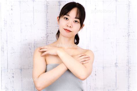 自宅の若い女性 写真素材 7167933 フォトライブラリー Photolibrary