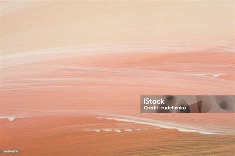 茶色ピンクベージュ色の塗抹標本画のブラシストローク空の壁の背景にアート抽象的なコピースペース からっぽのストックフォトや画像を多数ご用意