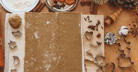 진저 브레드 쿠키 납작하게 만들기 크리스마스 강림 생 진저 브레드 반죽 금속 절단기 밀가루 나무 롤링 핀 향신료