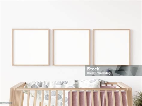 어린이 방의 침대 위의 흰색 벽에 매달려있는 세 개의 빈 나무 사각형 그림 프레임 3d 그림입니다 0명에 대한 스톡 사진 및 기타 이미지 Istock