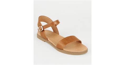 Hellbraune Sandalen In Leder Optik Mit Vorgeformtem Fußbett New Look