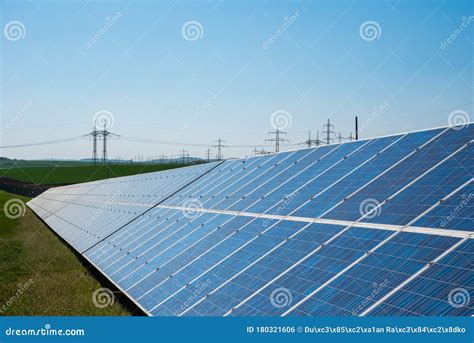 Central Fotovoltaica De Energia Solar No Campo Na Europa Foto De Stock