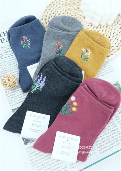 特精緻花束英字刺繡素色中筒襪5入一組 Yabbi日本韓國連線
