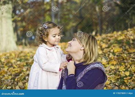 Maman Et Descendant Image Stock Image Du Gosse Heureux 17027809