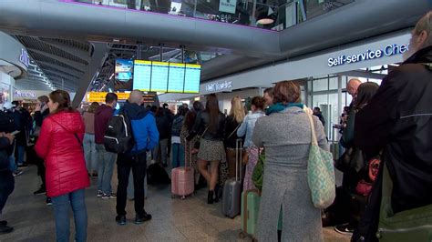 Reizigers Balen Van Mist Op Eindhoven Airport 3 Uur In Vliegtuig