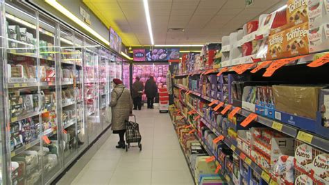 Otwarte sklepy 31 grudnia Co jest czynne w sylwestra godziny otwarcia 2023 2024 Wiadomości