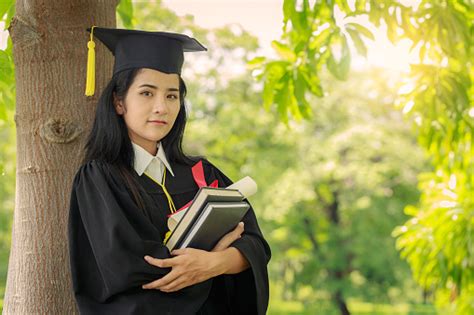도 서 및 졸업장을 들고 드레스와 모자를 착용 하는 성공적인 졸업 학생 교육에 대한 스톡 사진 및 기타 이미지 교육 대학교