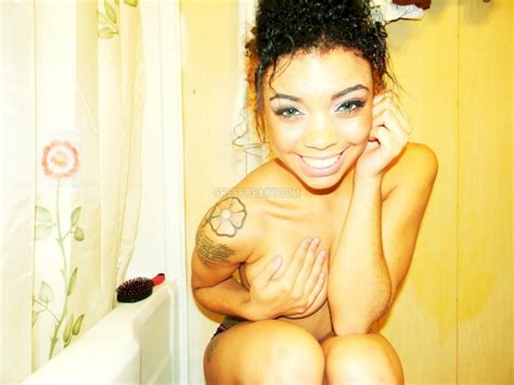 Half Nude Beauties Shesfreaky