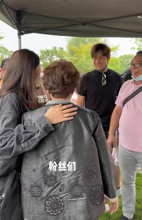 乔任梁六周年忌日，陈乔恩携老公在墓碑前祭拜，朱桢90度弯腰上香乔任梁陈乔恩朱桢新浪新闻