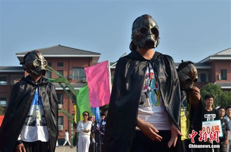 浙江一学校运动会上玩花样 学生奇装异服玩穿越 组图 图片中国中国网