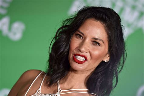 Olivia Munn Scrolller