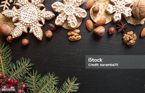 크리스마스 새 해 휴일 백그라운드의 오버 헤드로 인해입니다 레드 진저 쿠키와 슬레이트 검은색에 전나무 지점 인사말 카드 최고의 볼 수 있습니다 0명에 대한 스톡 사진 및