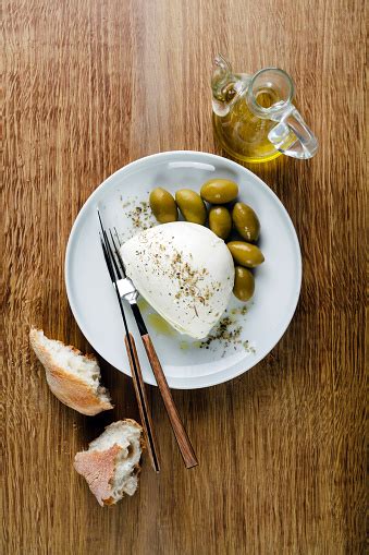 모 짜 렐 라 치즈와 빵 나무 테이블에 절단 보드에 그린 올리브 맛 있는 건강 한 전채 0명에 대한 스톡 사진 및 기타 이미지