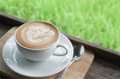 하트 모양의 커피 컵 라떼 아트와 나무 테이블에 다크 커피와 다크 초콜릿 직장이나 주말 회의 후 커피 휴식을위한 거품 음료 다크 초콜릿에 대한 스톡 사진 및 기타 이미지