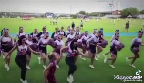 Hierdie Klein Bakie Vissie Gaan Soek Die Groot Visse Om Saam Haar Die Green Green Gras Dans Te