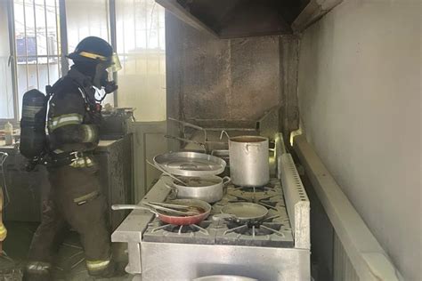 Evacúan a más de 2 mil 500 personas por incendio en cafetería de