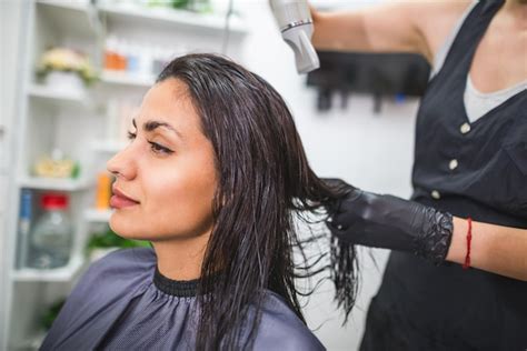 Sécher De Longs Cheveux Noirs Avec Un Sèche cheveuxcoiffeur Professionnel Sèche Les Cheveux D un