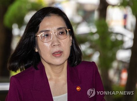 김현숙 여성가족부 장관 출근 연합뉴스