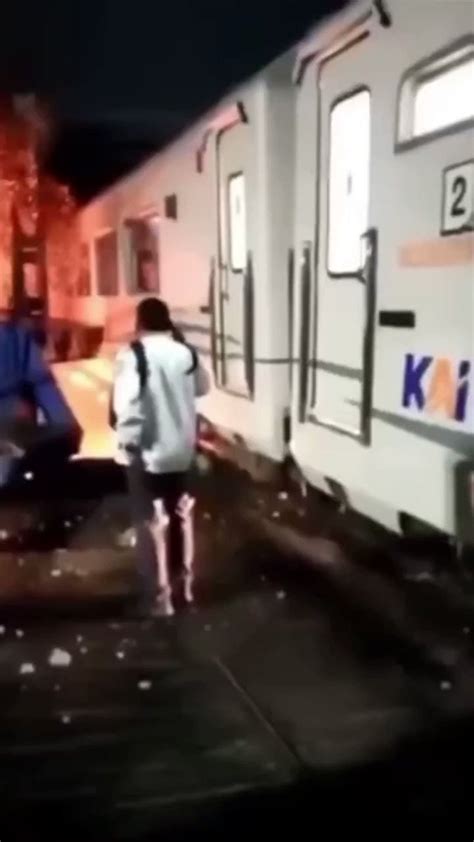 Video Viral On Twitter Tabrakan Dengan Truk Kereta Api Brantas Di