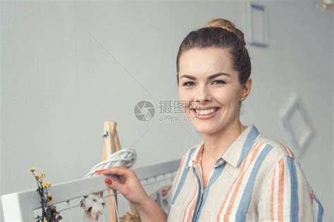 快乐有吸引力的女花商在工作场所高清图片下载 正版图片503408631 摄图网