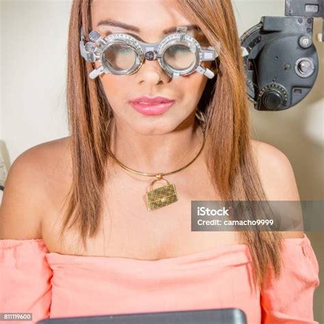 Closeup Lady Reading Chart Dengan Kacamata Uji Foto Stok Unduh Gambar