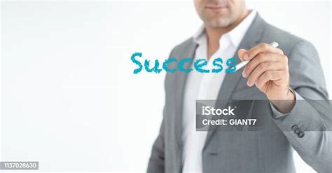 상승 화살표가 있는 성공 혁신 비전 성장 및 창의성에 대 한 개념을 가진 사업가 계약서에 대한 스톡 사진 및 기타 이미지 계약서 교육 기업가 Istock