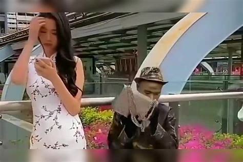 铜人小哥太皮了趁妹子看手机入迷时把她的包给藏起来了 妹子 手机 铜人