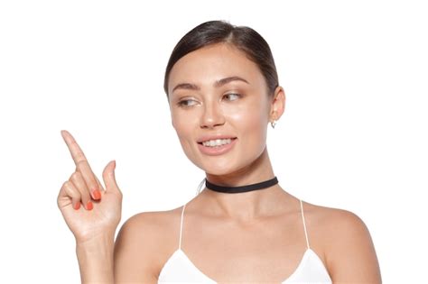 Retrato de mujer de belleza hermosa chica spa mostrando espacio vacío