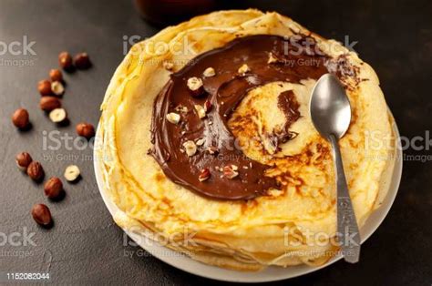 콘크리트의 배경에 흰색 접시에 초콜릿 페이스트와 헤이즐넛 팬케이크 슬레이트 0명에 대한 스톡 사진 및 기타 이미지 0명 갈색 날씬한 Istock
