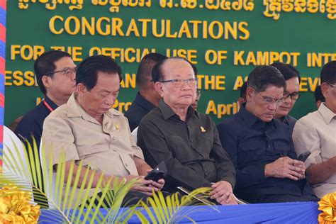 សម្តេចមហាបវរធិបតី ហ៊ុន ម៉ាណែត ប្រកាសលុបបំបាត់ការយកមន្ត្រីរាជការ