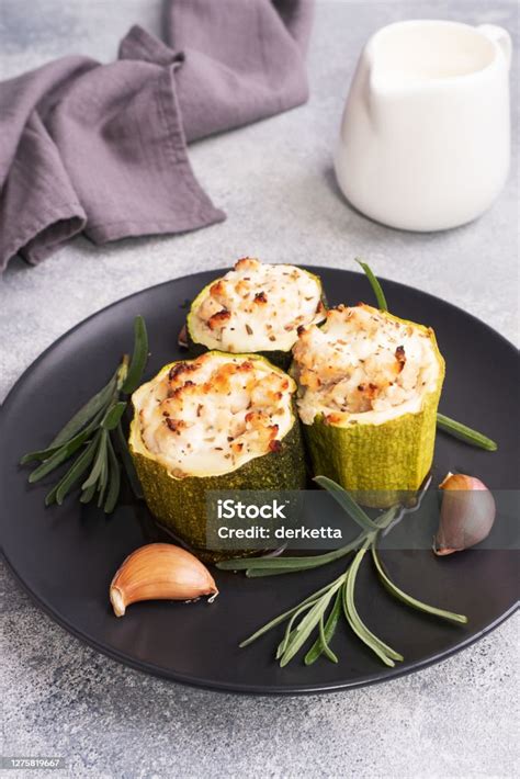 다진 닭고기와 채소를 접시에 구운 호박 기둥 회색 콘크리트 배경 복사 공간 가루로 빻은에 대한 스톡 사진 및 기타 이미지 가루로 빻은 건강한 식생활 고기 Istock