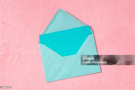 파란색 인사말 카드 또는 초대장은 파란색 봉투에 모의 상단에서 촬영 봉투에 대한 스톡 사진 및 기타 이미지 봉투 상품권
