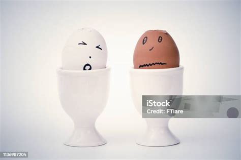 스탠드에 인간의 머리 의 형태로 깨진 계란 두 서로 불평 개념 달걀에 대한 스톡 사진 및 기타 이미지 달걀 불쾌한 슬픔