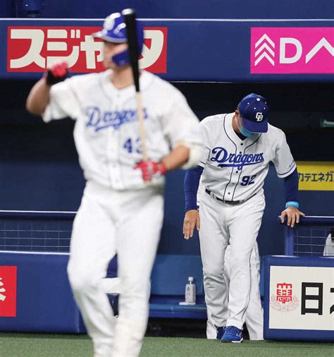 ＜中・ヤ＞10回2死満塁、野手を使い切り、力なく代打・三ツ間を送る与田監督（撮影・椎名 航） ― スポニチ Sponichi Annex 野球