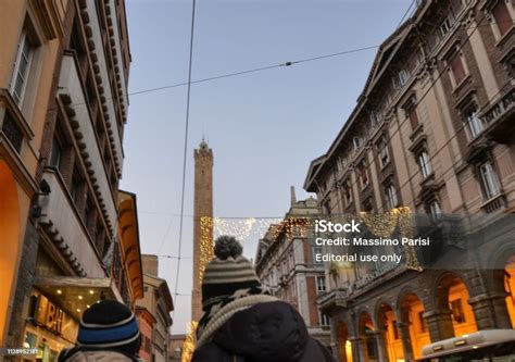 볼로냐 에밀리 아 Romagna 이탈리아 12 월 2018입니다 Asinelli 타워 통해 Rizzoli에서 밖으로 서 거리에