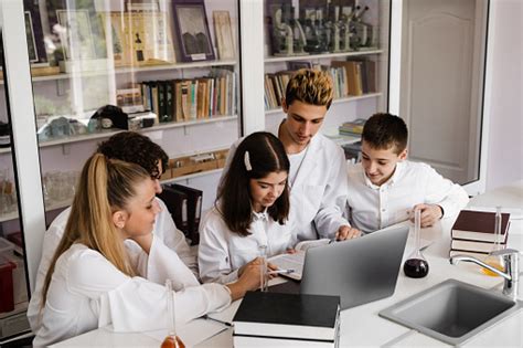 Educazione Linsegnante Di Chimica Aiuta A Spiegare La Teoria In Classe