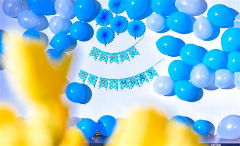 생일 파티 배경입니다 벽에 걸려 화려한 풍선과 생일 축하 스티커로 장식 된 벽 0명에 대한 스톡 사진 및 기타 이미지 0명