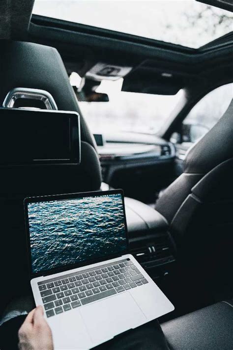 笔记本 商务 豪华轿车 商人 企业家 商务旅行 汽车 昂贵 笔记本电脑 营销学 现代 后排座椅 远程工作 技术 出行 工作 商业 高图网