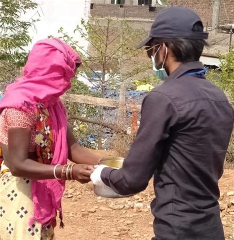 Satna Exclusive कोरोना कंट्रोल रूम के मार्गदर्शन में लायंस एवं आरंभ द्वारा जरूरतमंदों को लंगर