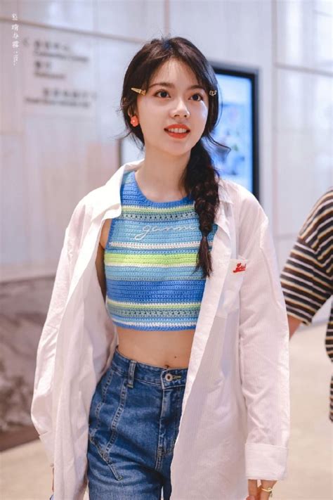 赵今麦录制你好星期六 麻花辫显温柔 娱乐频道 中国青年网