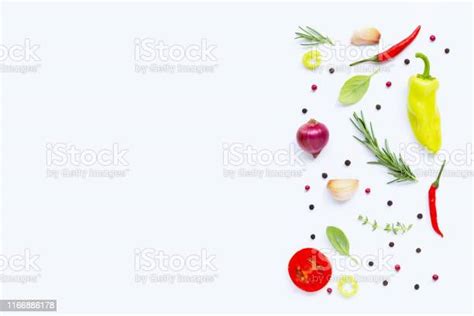 흰색 배경에 다양한 신선한 야채와 허브 건강한 식생활 개념 로즈마리에 대한 스톡 사진 및 기타 이미지 로즈마리 마늘 모차렐라 Istock