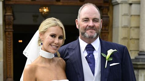 Anders Kirk Johansen Er Blevet T Bruden Var I Enkel Brudekjole Med Flot Halsdetalje Billed